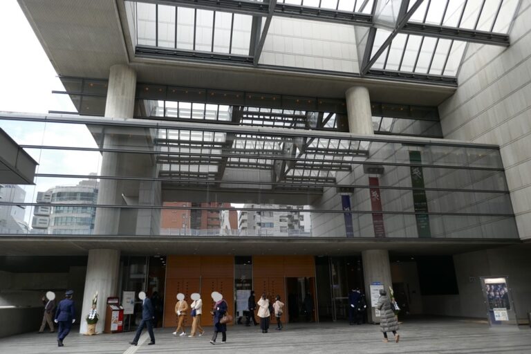 新国立劇場 オペラパレスで非日常の華やかさを - have fun!